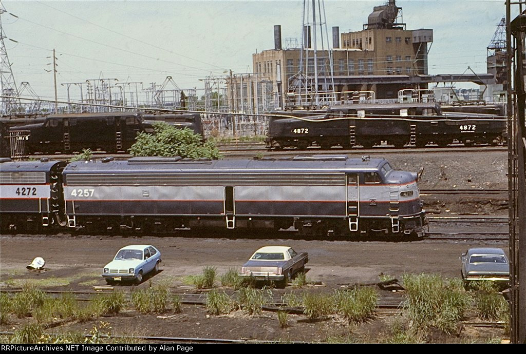 NJDOT E-8A 4257 and GG1's 4872 and 4876